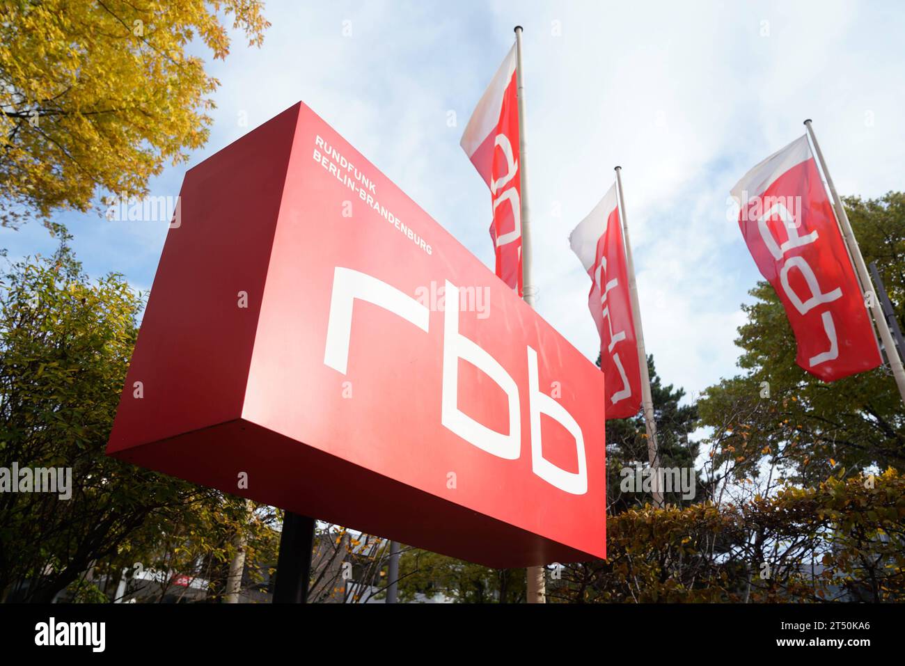 Berlin, Deutschland 2. November 2023: Schriftzug und Fahnen vor dem ...