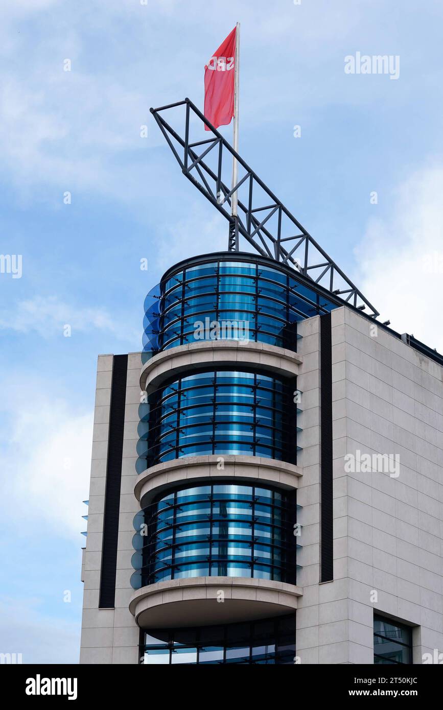 Berlin, Deutschland 2. November 2023: Flagge auf dem Willy-Brandt-Haus ...