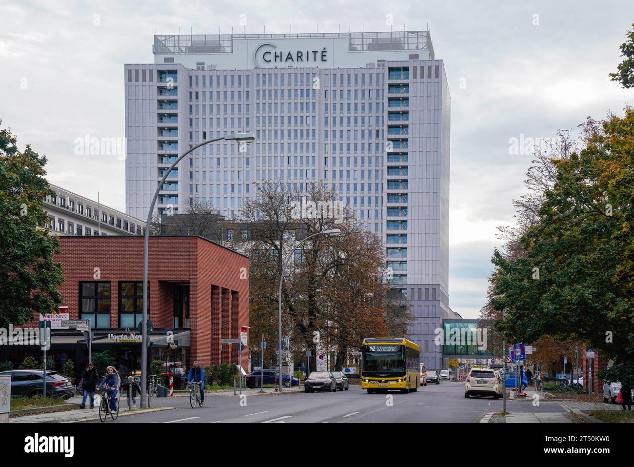 Berlin, Deutschland 2. November 2023: Bettenhaus der Charite *** Berlin ...