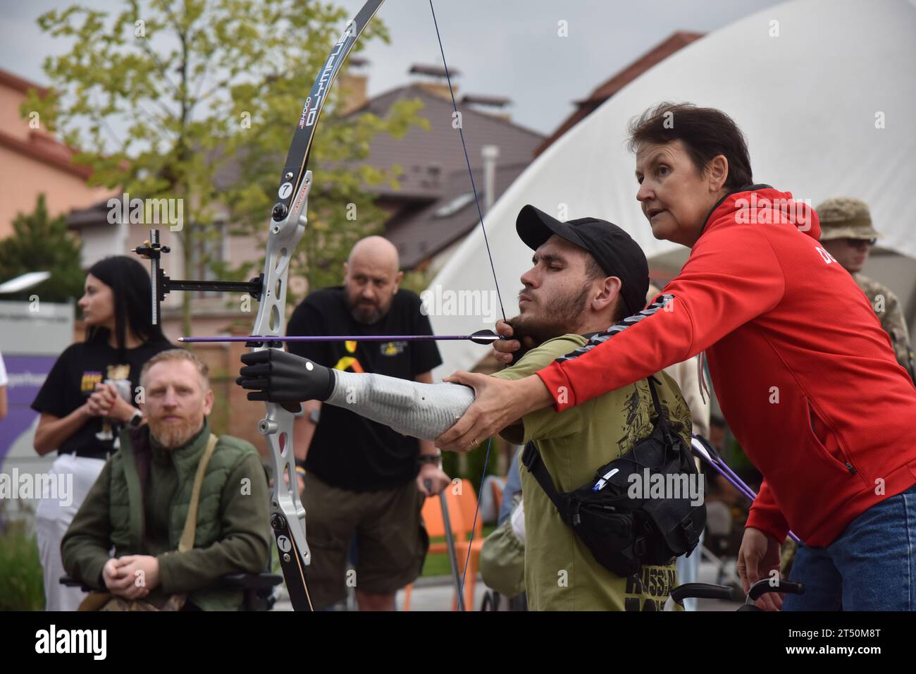 Lviv, Ukraine. 02nd Oct, 2023. A trainer helps a Ukrainian military ...