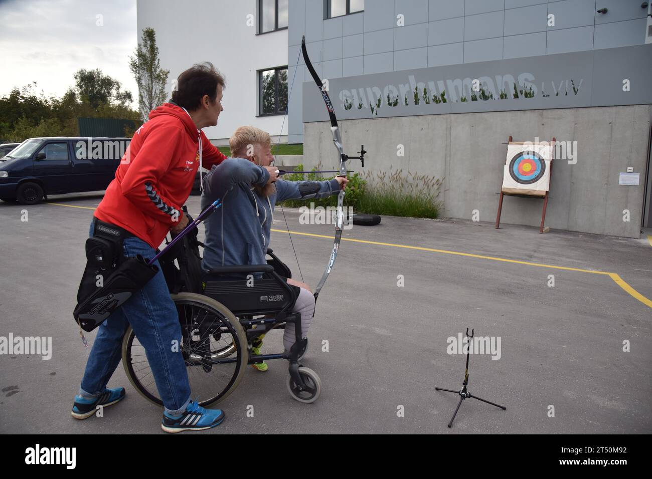 Lviv, Ukraine. 02nd Oct, 2023. A trainer helps a Ukrainian military ...