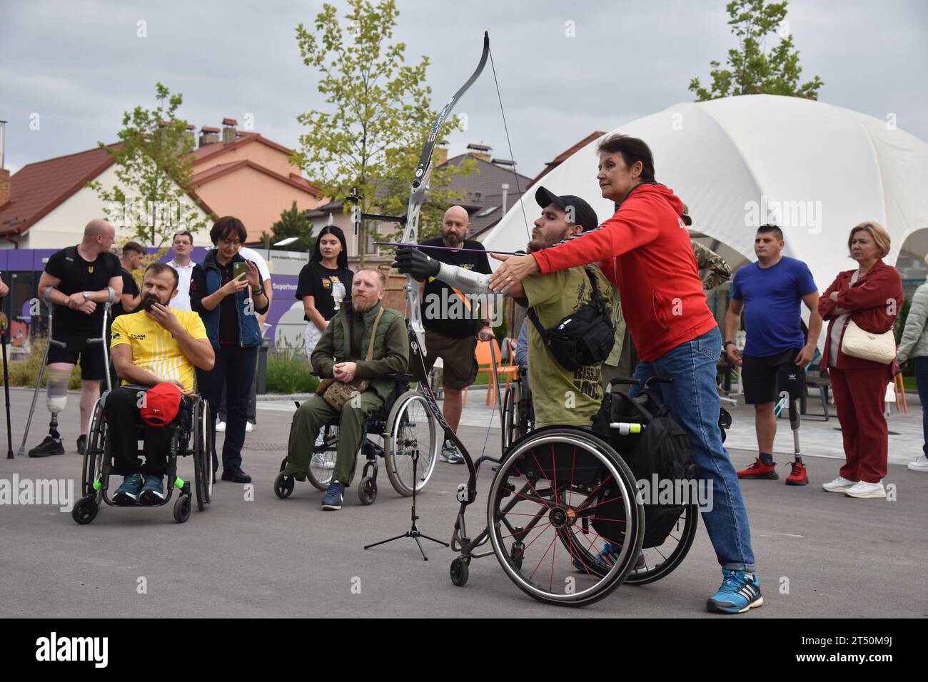 Lviv, Ukraine. 02nd Oct, 2023. A trainer helps a Ukrainian military ...