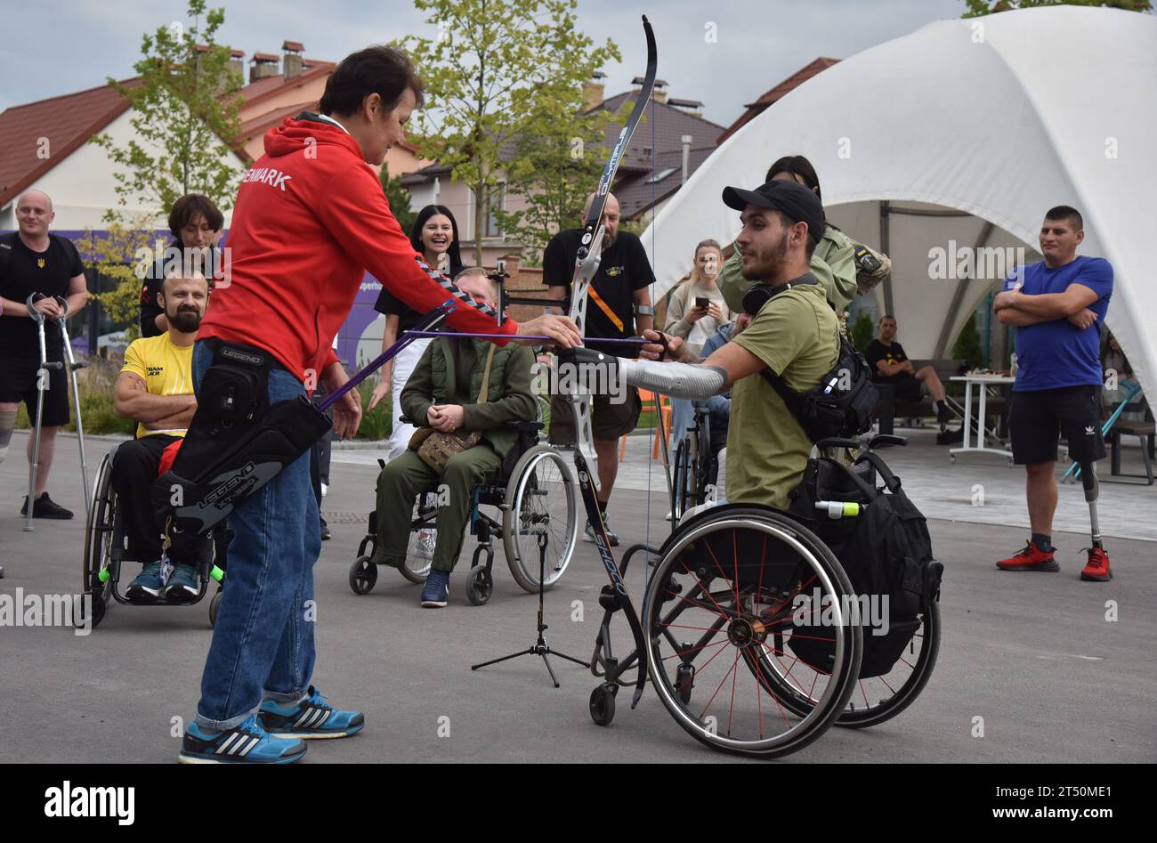 Lviv, Ukraine. 02nd Oct, 2023. A trainer helps a Ukrainian military ...