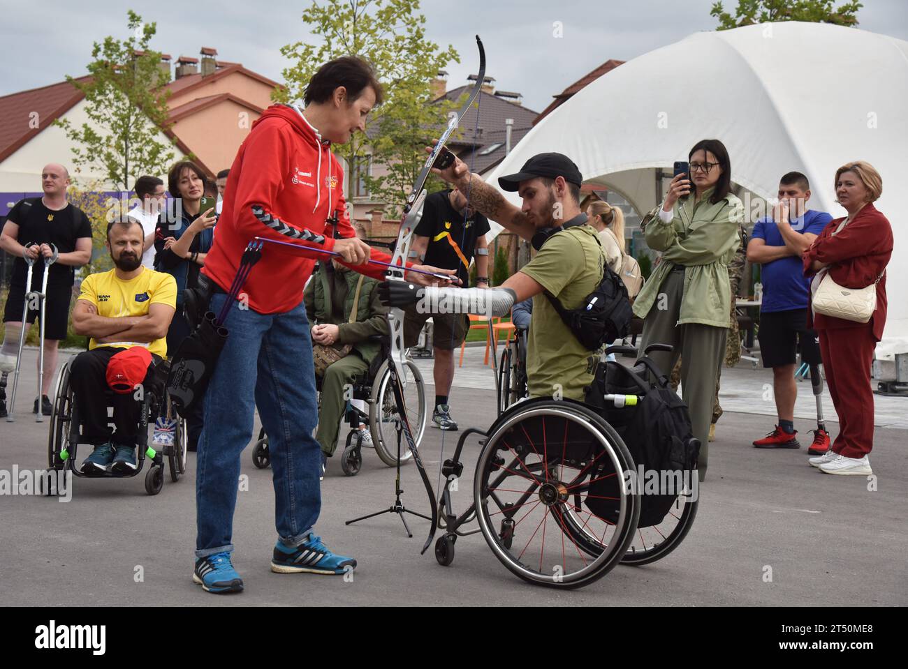 Lviv, Ukraine. 02nd Oct, 2023. A trainer helps a Ukrainian military ...