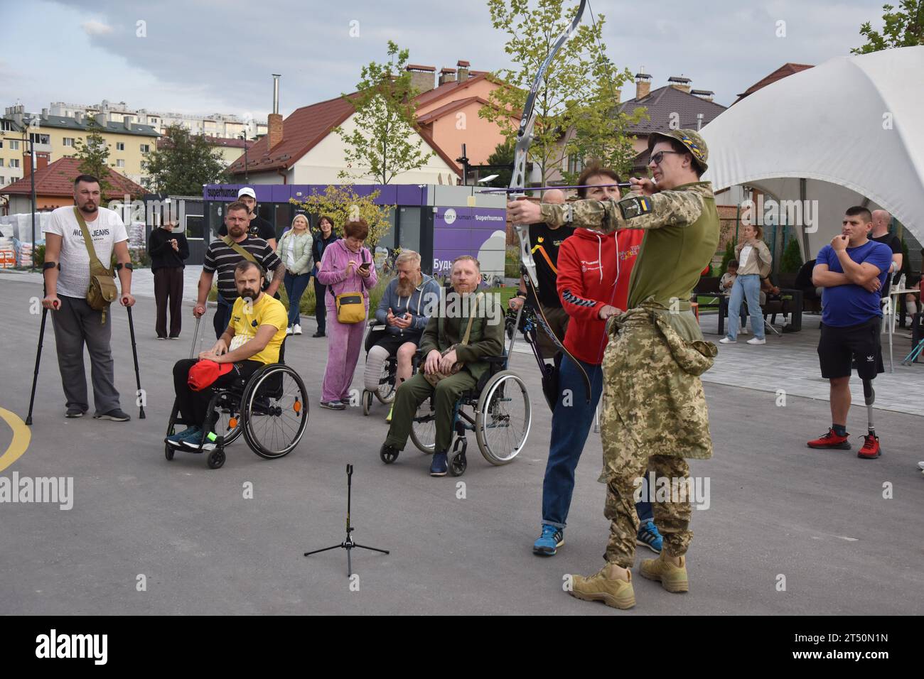 Lviv, Ukraine. 02nd Oct, 2023. A trainer helps a Ukrainian military ...