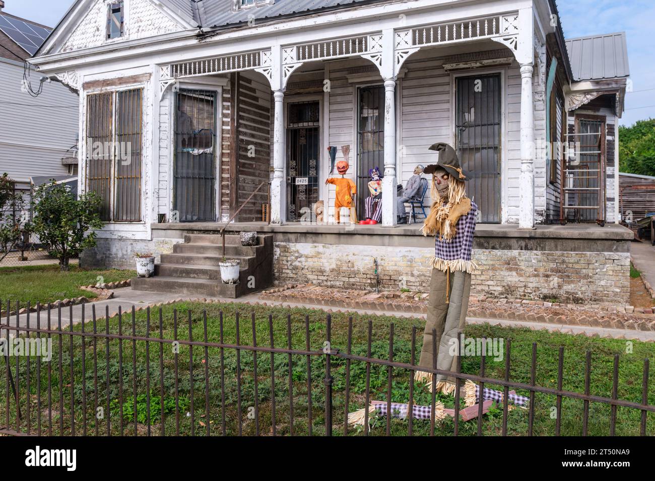 Spooky house on street hi-res stock photography and images - Alamy