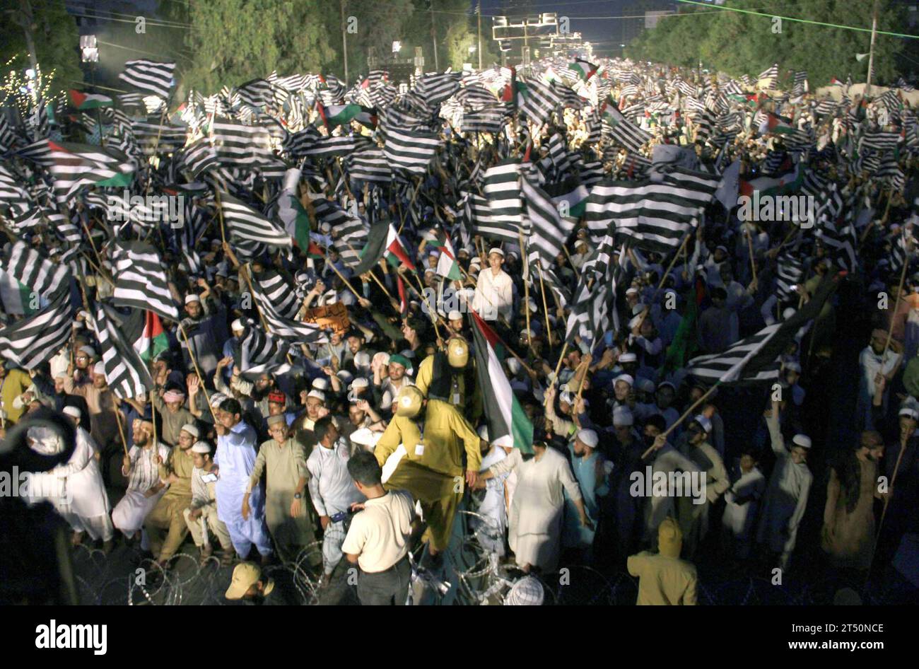 Huge supporters of Jamiat Ulema-e-Islam (JUI-F) are holding protest ...
