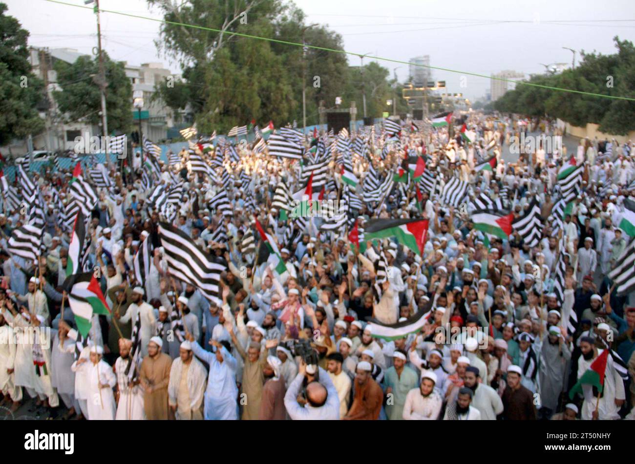 Huge supporters of Jamiat Ulema-e-Islam (JUI-F) are holding protest ...