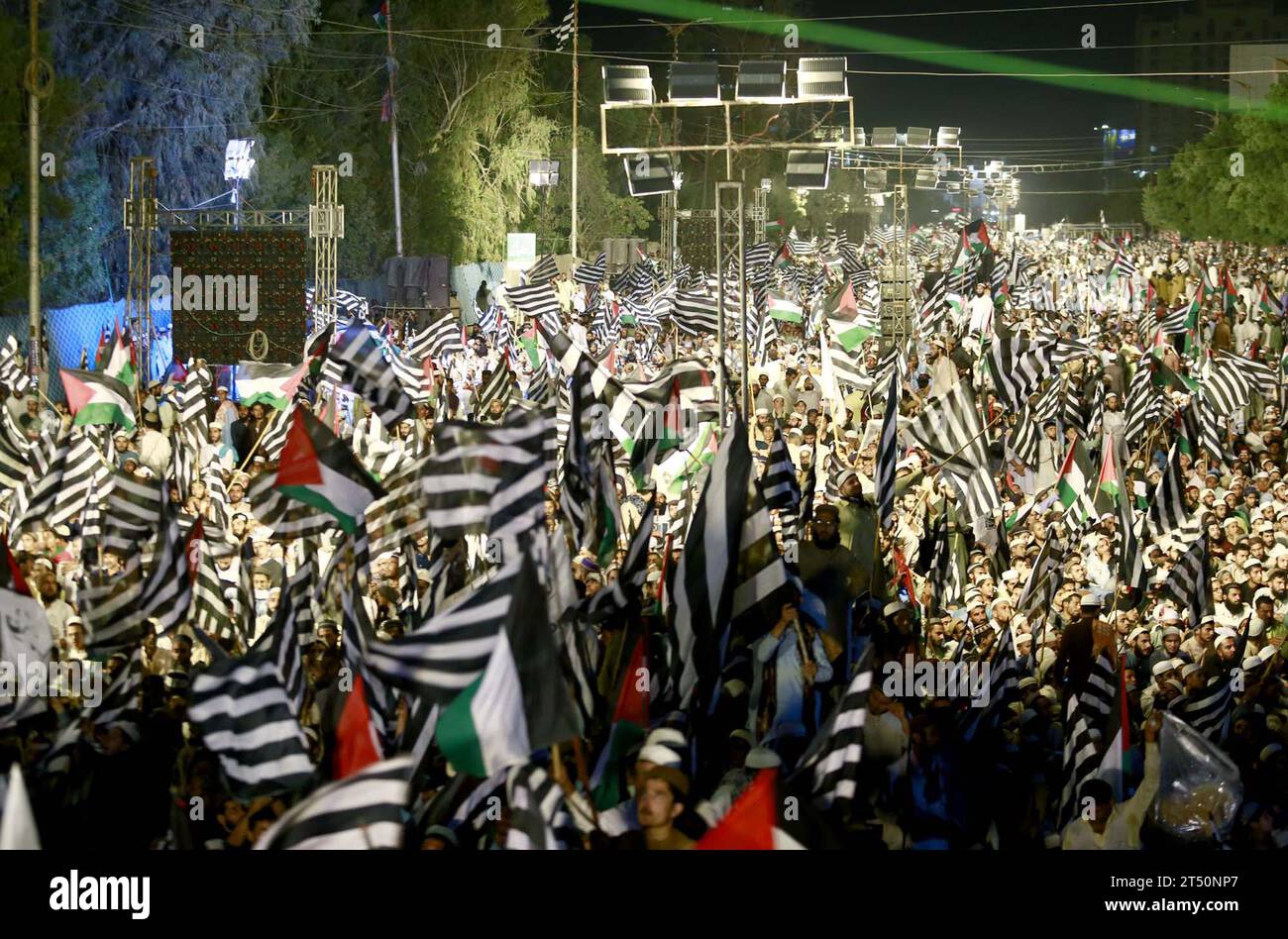 Huge supporters of Jamiat Ulema-e-Islam (JUI-F) are holding protest ...