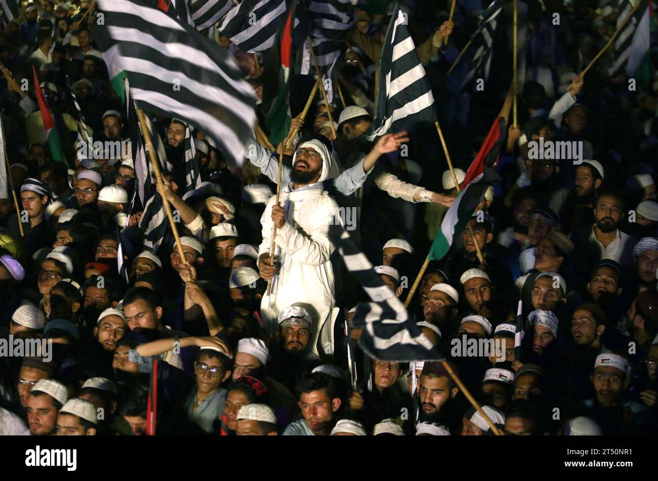 Huge supporters of Jamiat Ulema-e-Islam (JUI-F) are holding protest ...