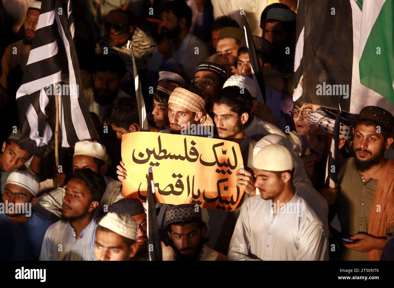 Huge supporters of Jamiat Ulema-e-Islam (JUI-F) are holding protest ...