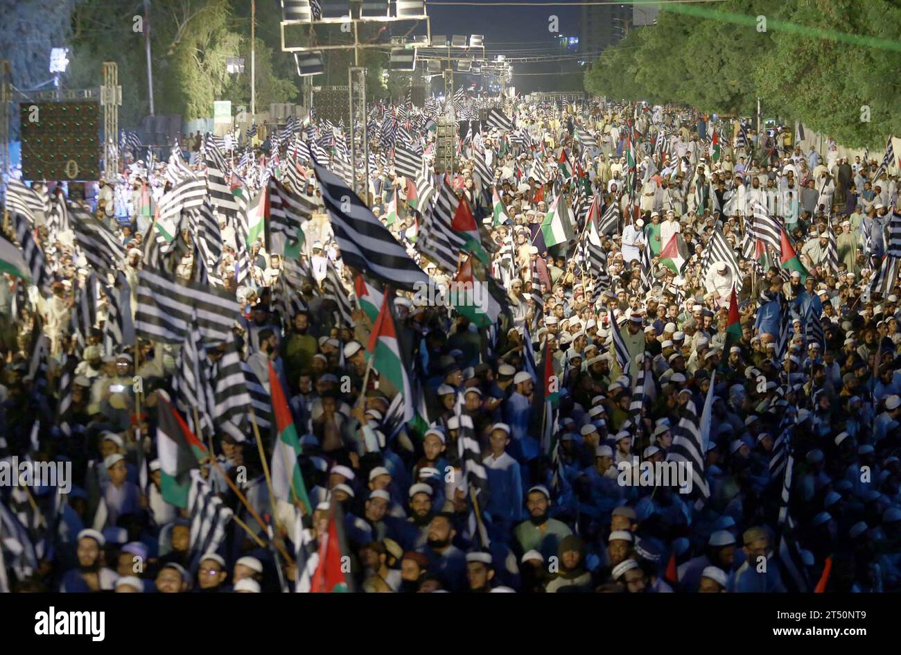 Huge supporters of Jamiat Ulema-e-Islam (JUI-F) are holding protest ...