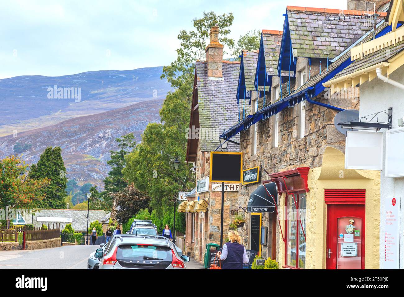 Street scene scottish village hi-res stock photography and images - Alamy