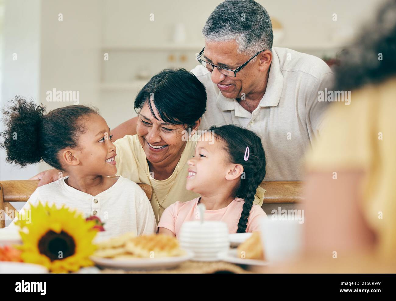 Dining grandparents parents kids hi-res stock photography and images ...