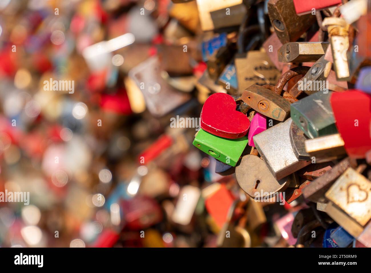 Many locks hang on the Hohenzollern bridge - Cologne's love lock bridge ...