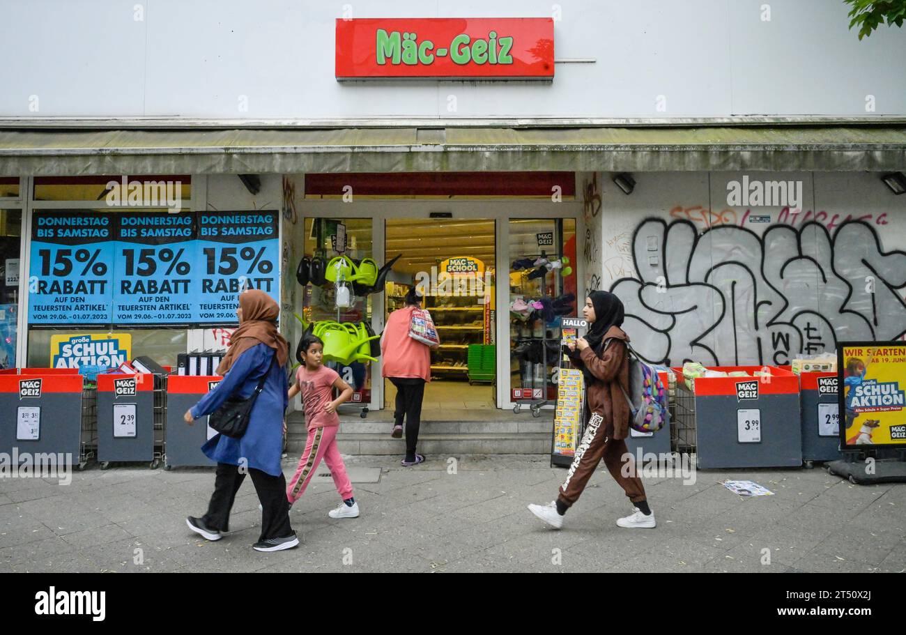 Mac Geiz Filiale, Straßenszene, Müllerstraße, Wedding, Mitte, Berlin ...