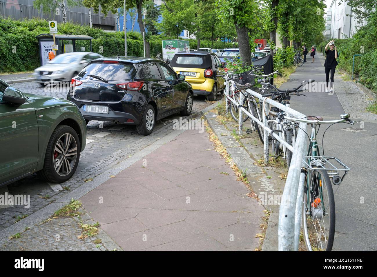 Auto im radweg hi-res stock photography and images - Alamy