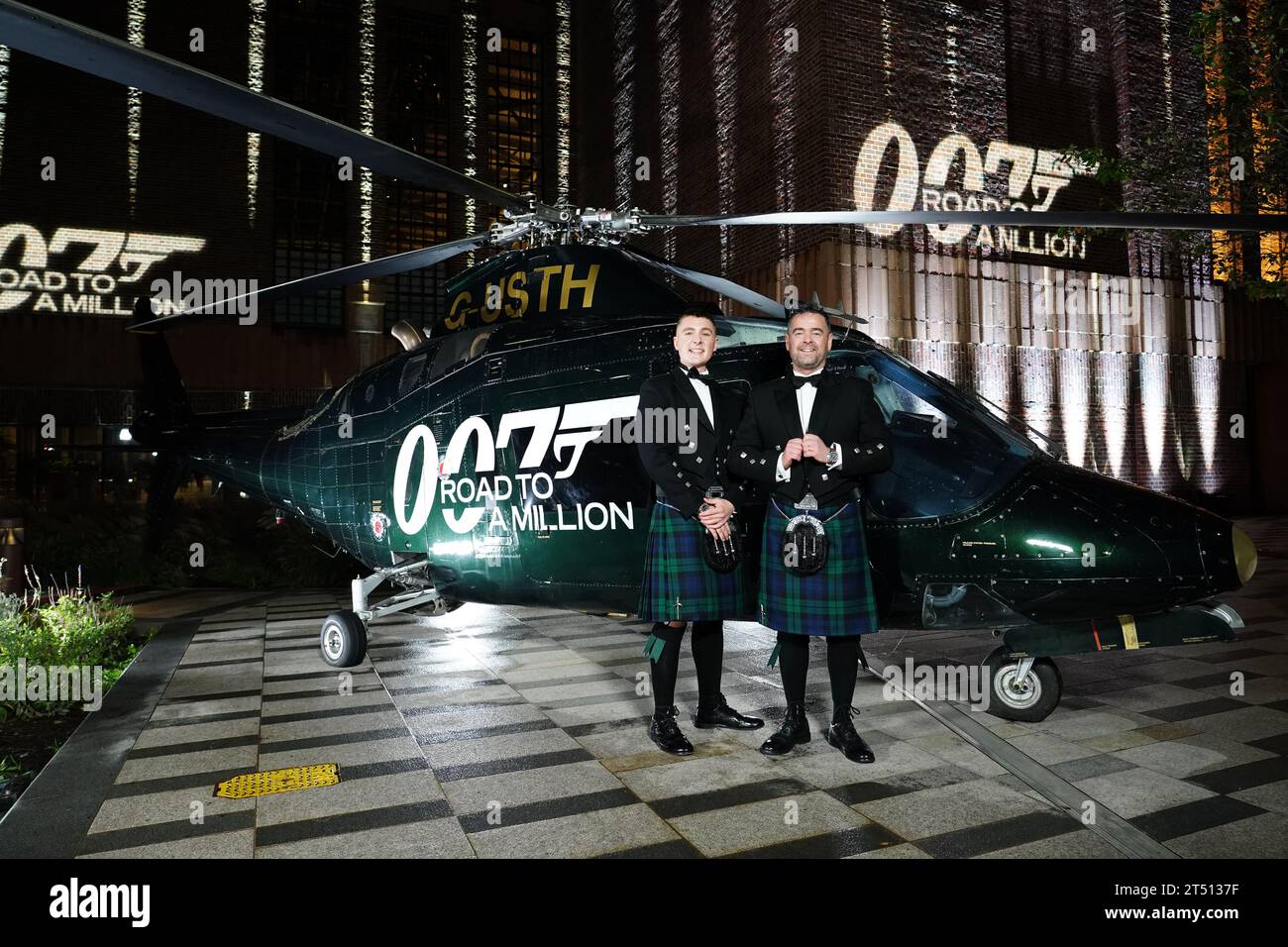 Contestants Sam O'Neil and James O'Neil arrive for the premiere of the ...