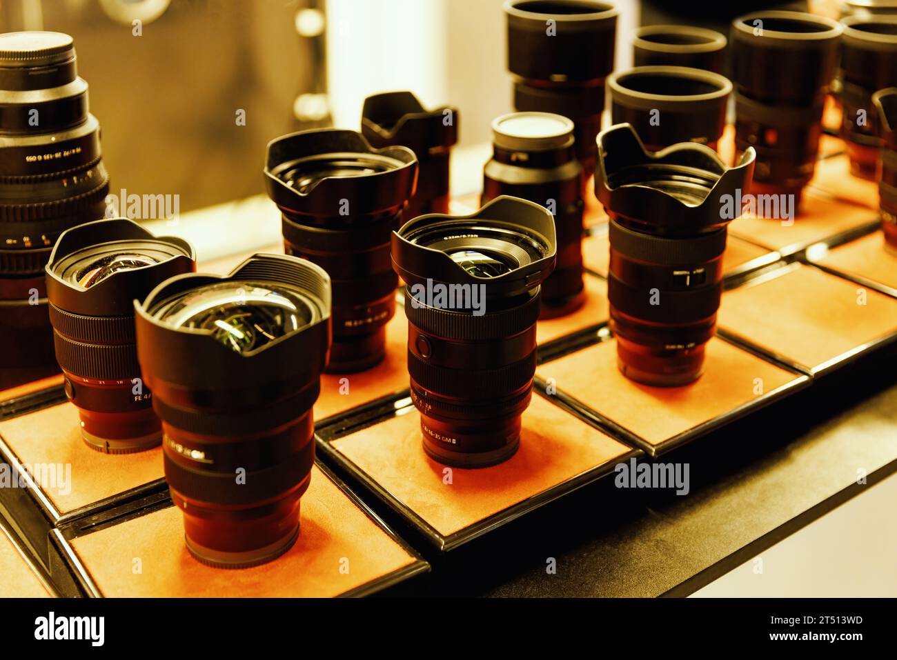 Camera lenses shutter aperture mechanism hi-res stock photography and ...