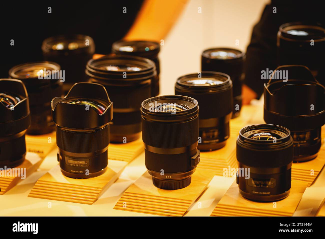 Camera lenses shutter aperture mechanism hi-res stock photography and ...