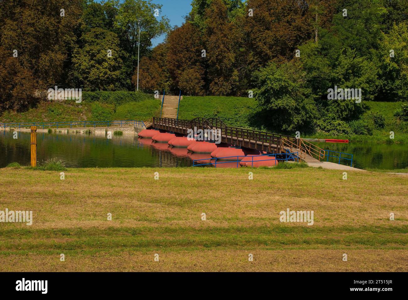 The Pjesacki Pontonski Most bridge spans the Kosana River as it passes ...
