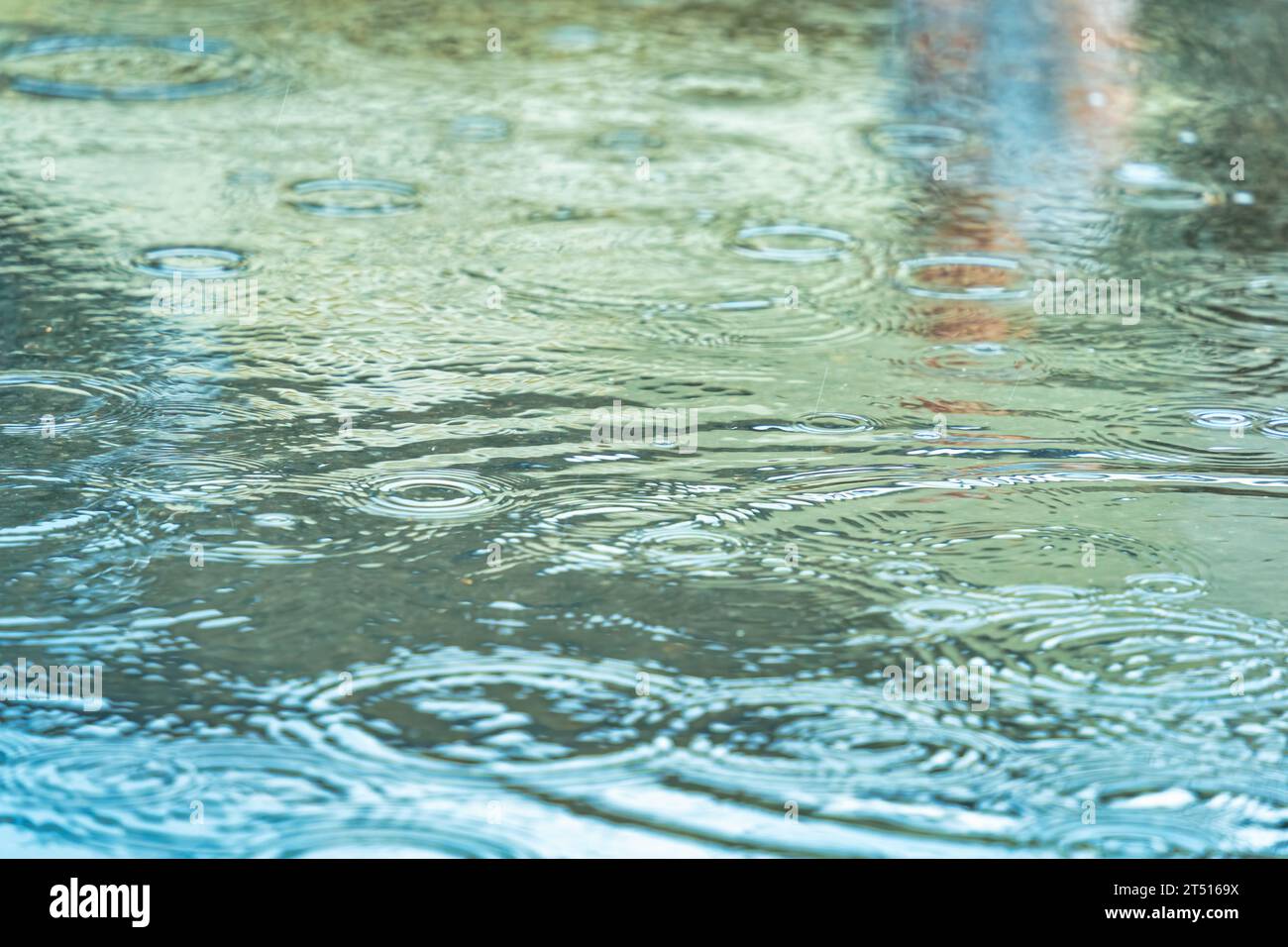 Raindrop ripples puddle pattern hi-res stock photography and images - Alamy