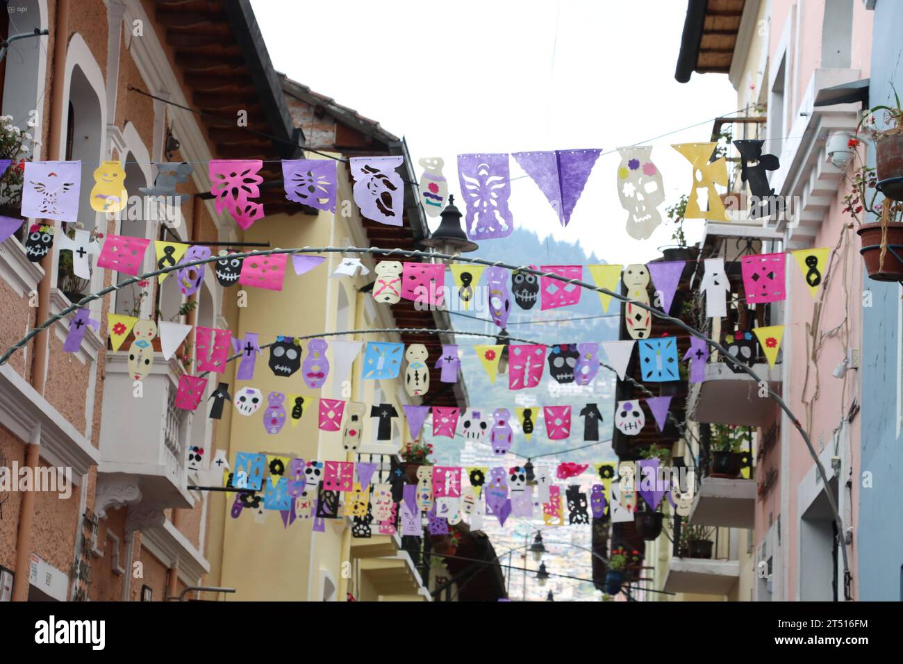FERIADO FINADOS CALLE LA RONDA Quito, jueves 2 de noviembre del 2023 ...