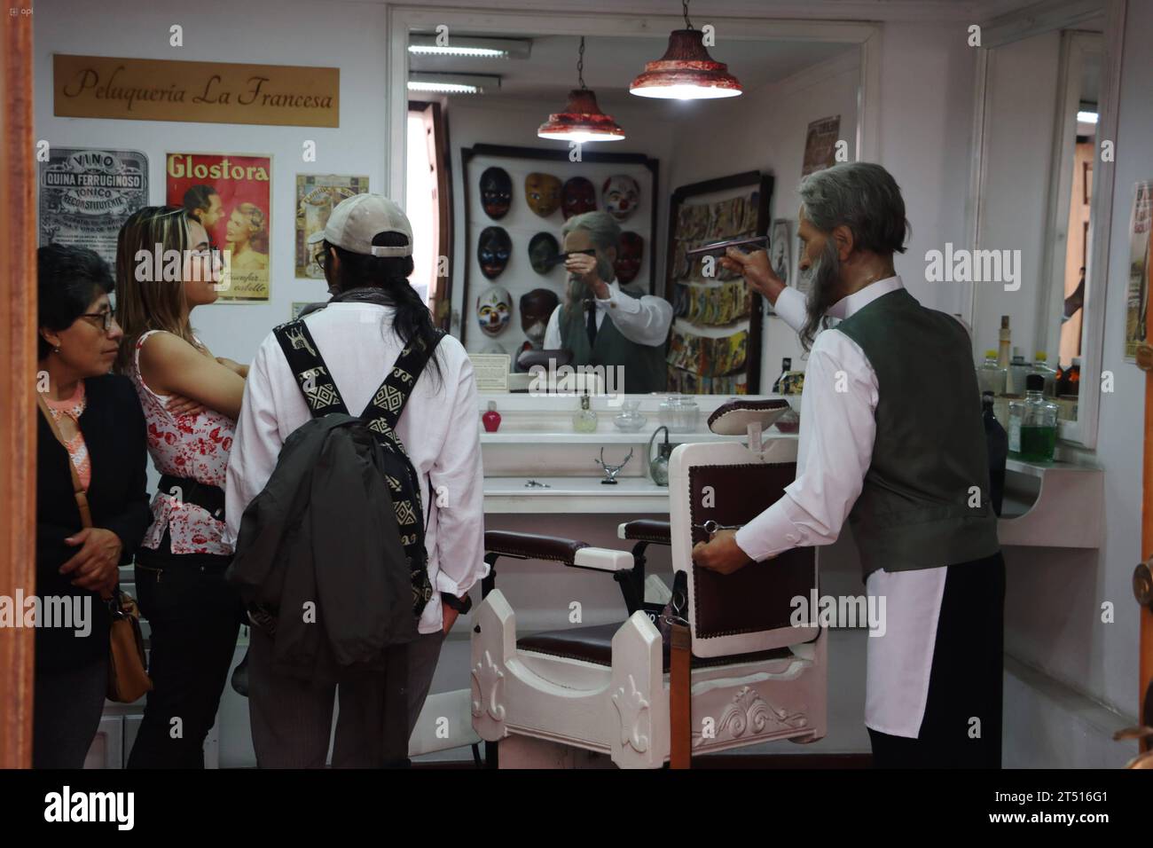 FERIADO FINADOS CALLE LA RONDA Quito, jueves 2 de noviembre del 2023 ...