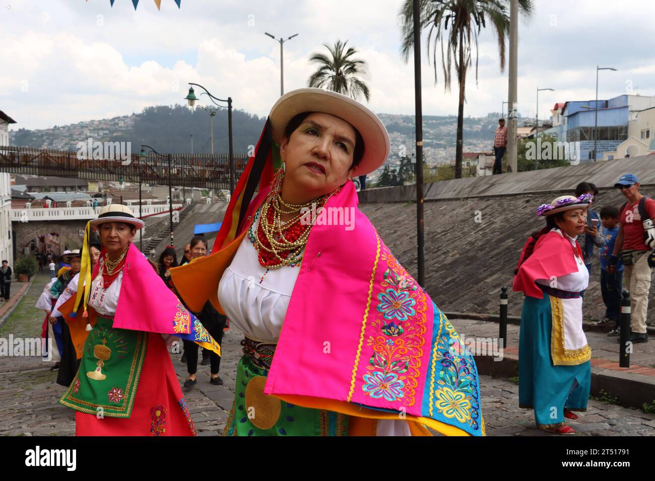 FERIADO FINADOS CALLE LA RONDA Quito, jueves 2 de noviembre del 2023 ...
