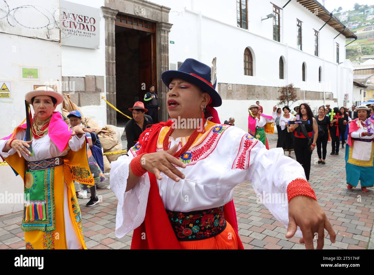 FERIADO FINADOS CALLE LA RONDA Quito, jueves 2 de noviembre del 2023 ...