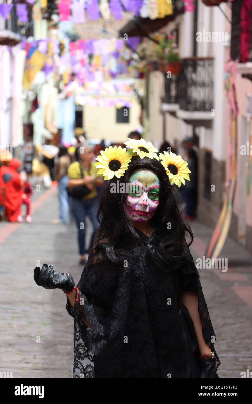 FERIADO FINADOS CALLE LA RONDA Quito, jueves 2 de noviembre del 2023 ...