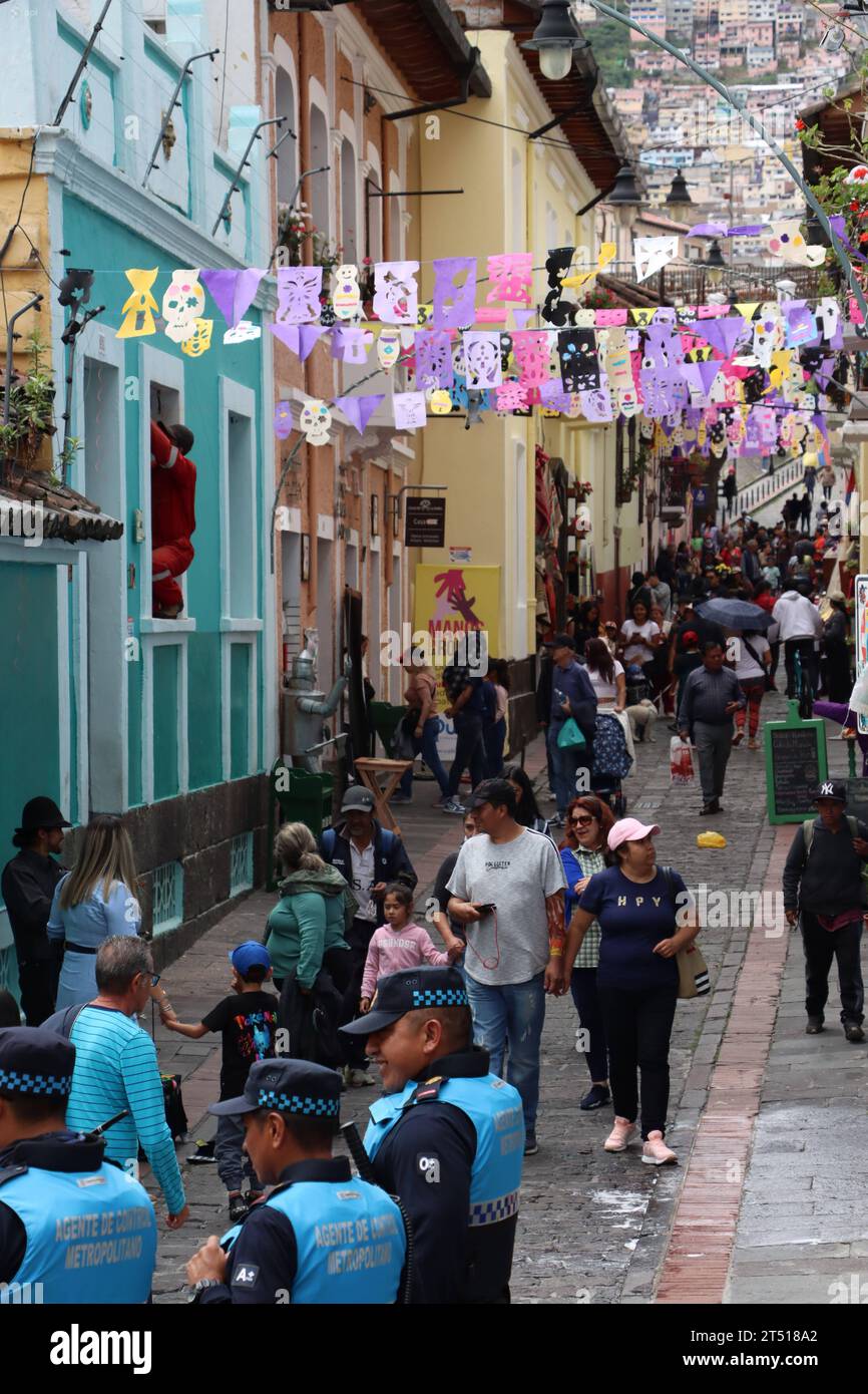 FERIADO FINADOS CALLE LA RONDA Quito, jueves 2 de noviembre del 2023 ...