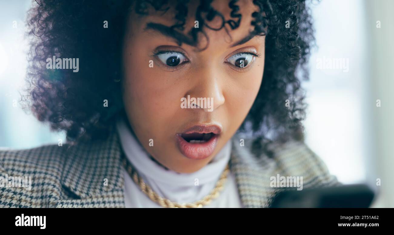 Scam alert social media hi-res stock photography and images - Alamy