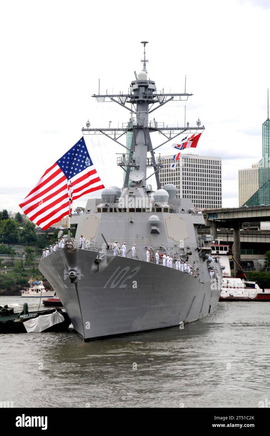 1006032143T-005 PORTLAND, Ore. (June 3, 2010) Sailors man the rails ...