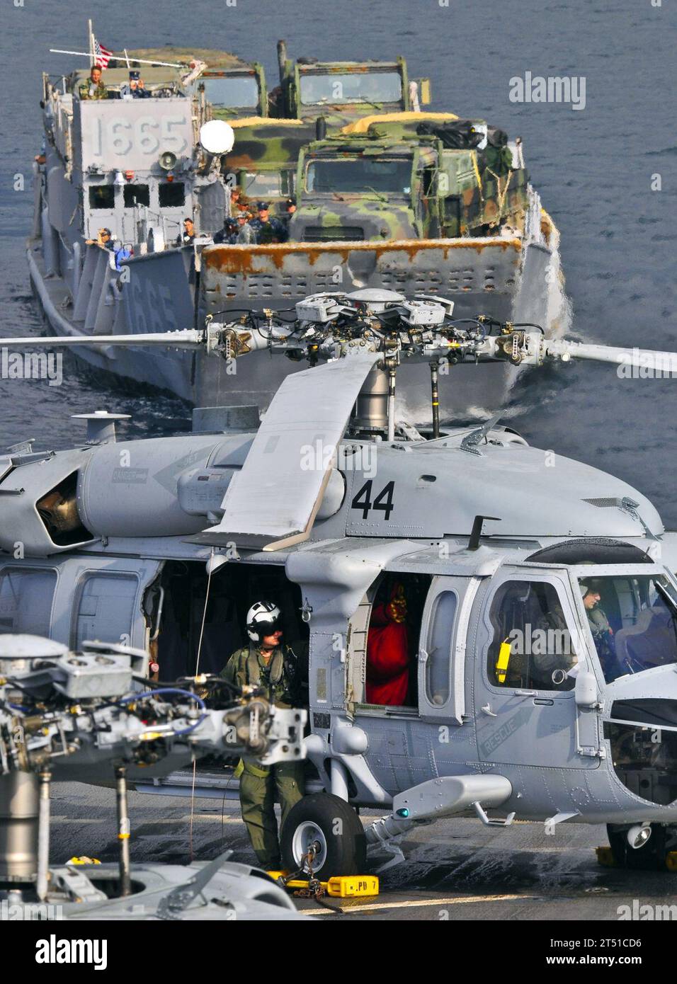 110509KB563-001 ESPIRITU SANTO, Vanuatu (May 9, 2011) Landing Craft ...
