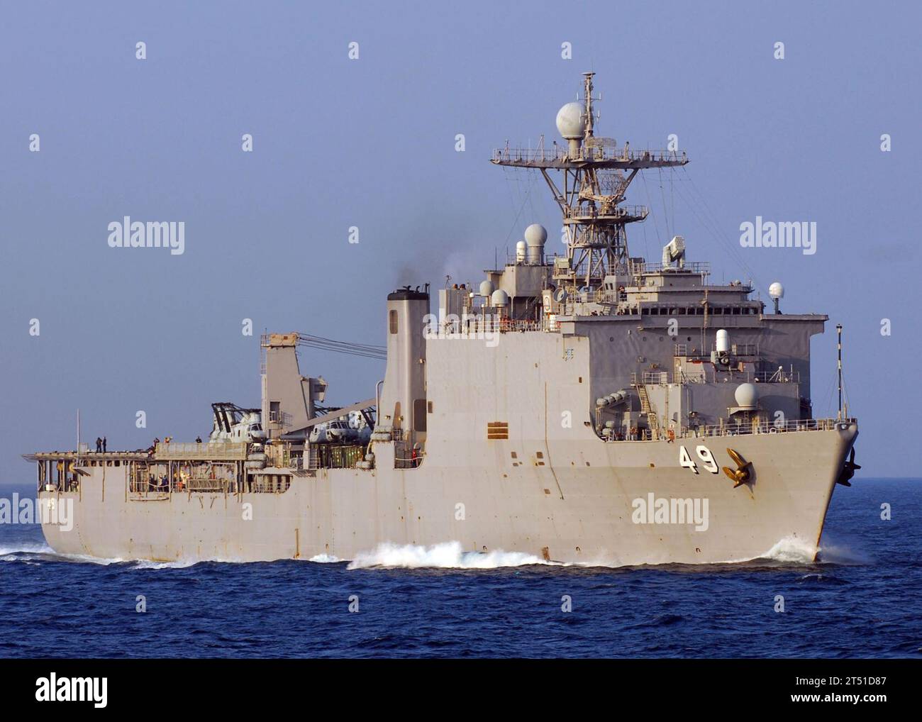 0910305538K-017 SOUTH CHINA SEA (Oct. 30, 2009) The amphibious dock ...