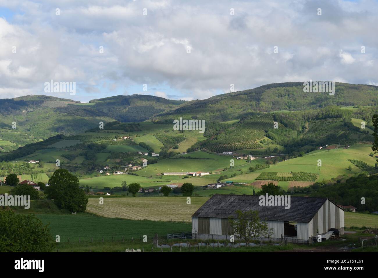 Campagne collines village hi-res stock photography and images - Alamy