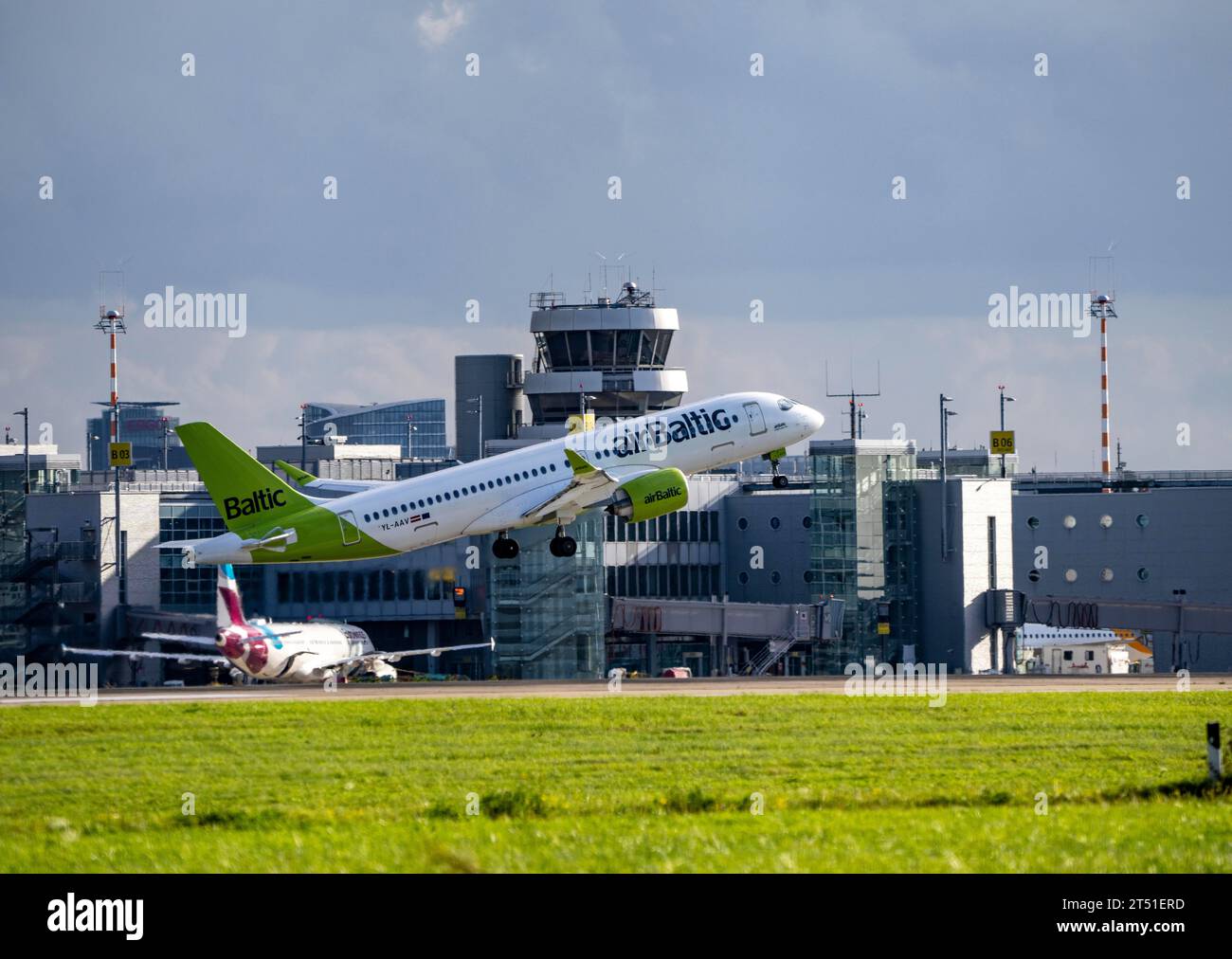 Air Baltic, Airbus A220-300, YL-AAV, taking off at Düsseldorf ...