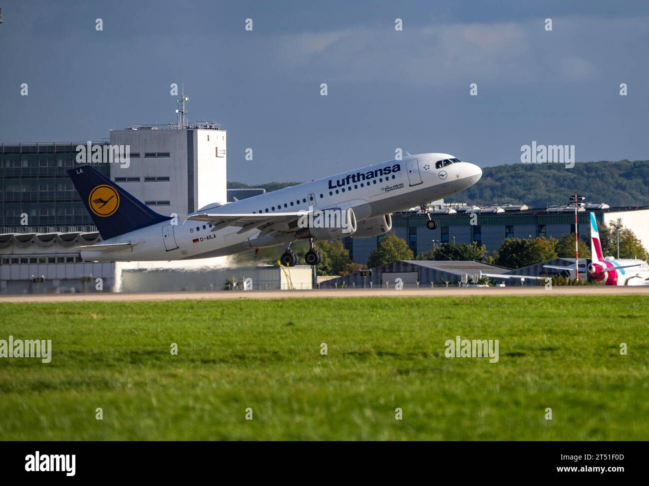 Lufthansa, Airbus A319-100, D-AILA, taking off at Düsseldorf ...