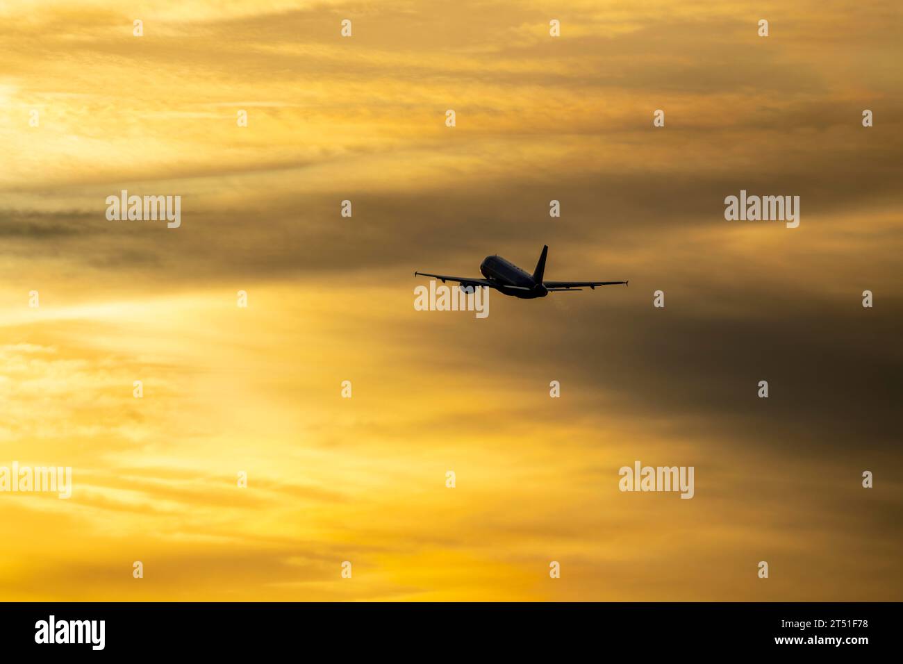 Aircraft carrier plane take off hi-res stock photography and images - Alamy