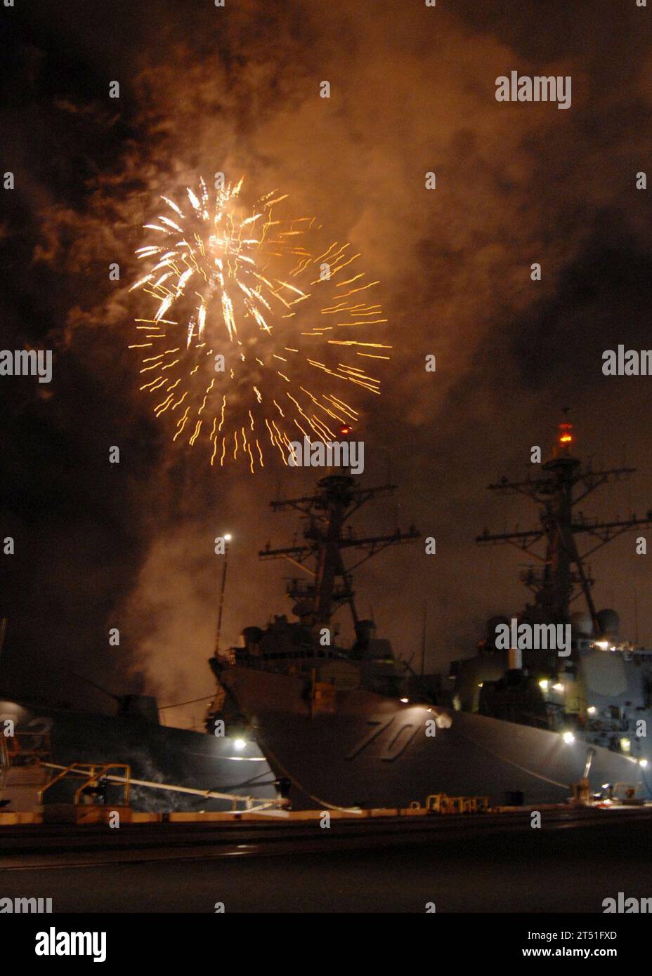 0807040641S-091 PEARL HARBOR, Hawaii (July 4, 2008) Fireworks ...