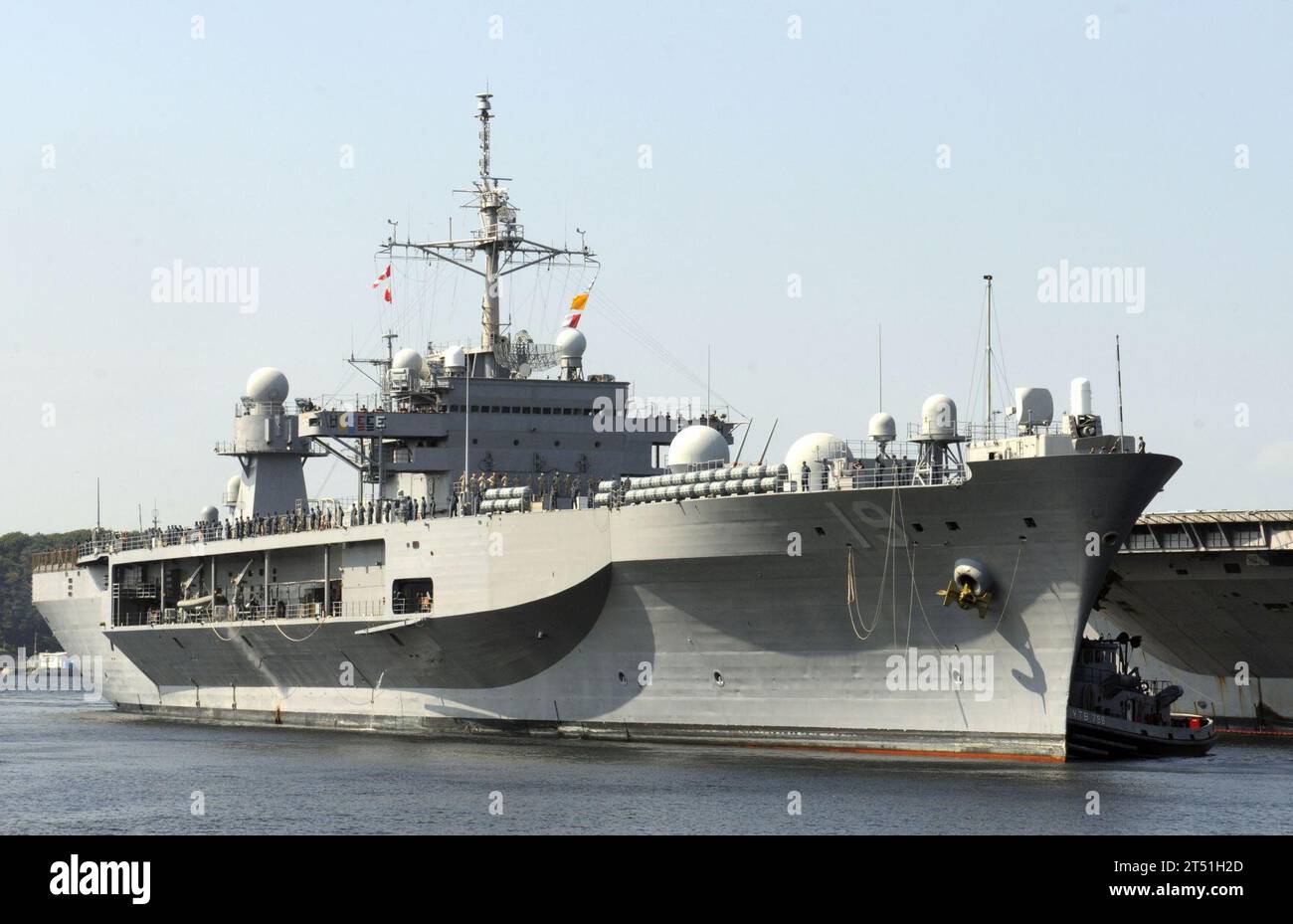 110829XG305-374 YOKOSUKA, Japan (Aug. 29, 2011) The U.S. 7th Fleet ...