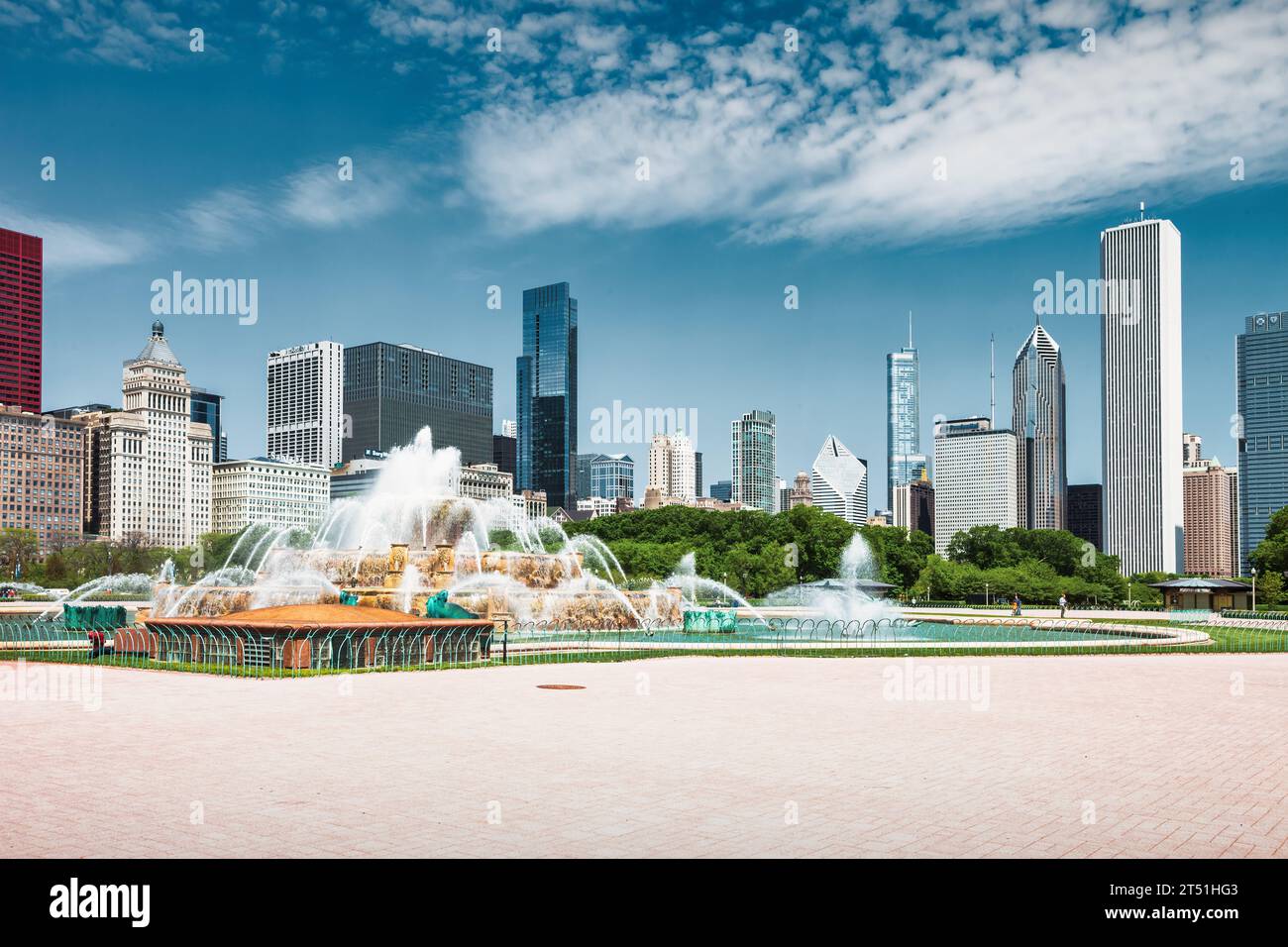 Buckingham Fountain in Grant Park, downtown Chicago, Illinois, USA ...