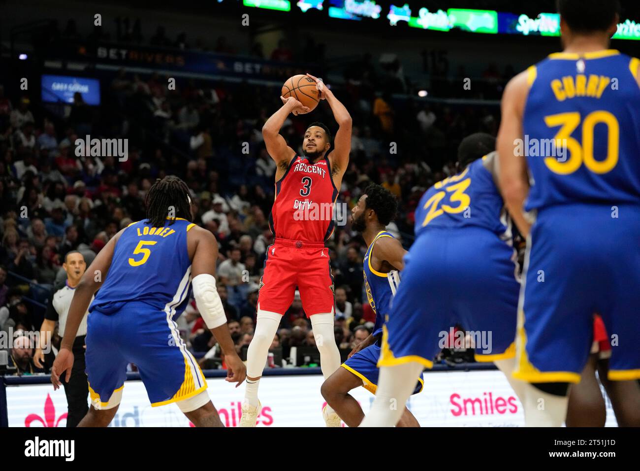 New Orleans Pelicans guard CJ McCollum (3) shoots against Golden State ...