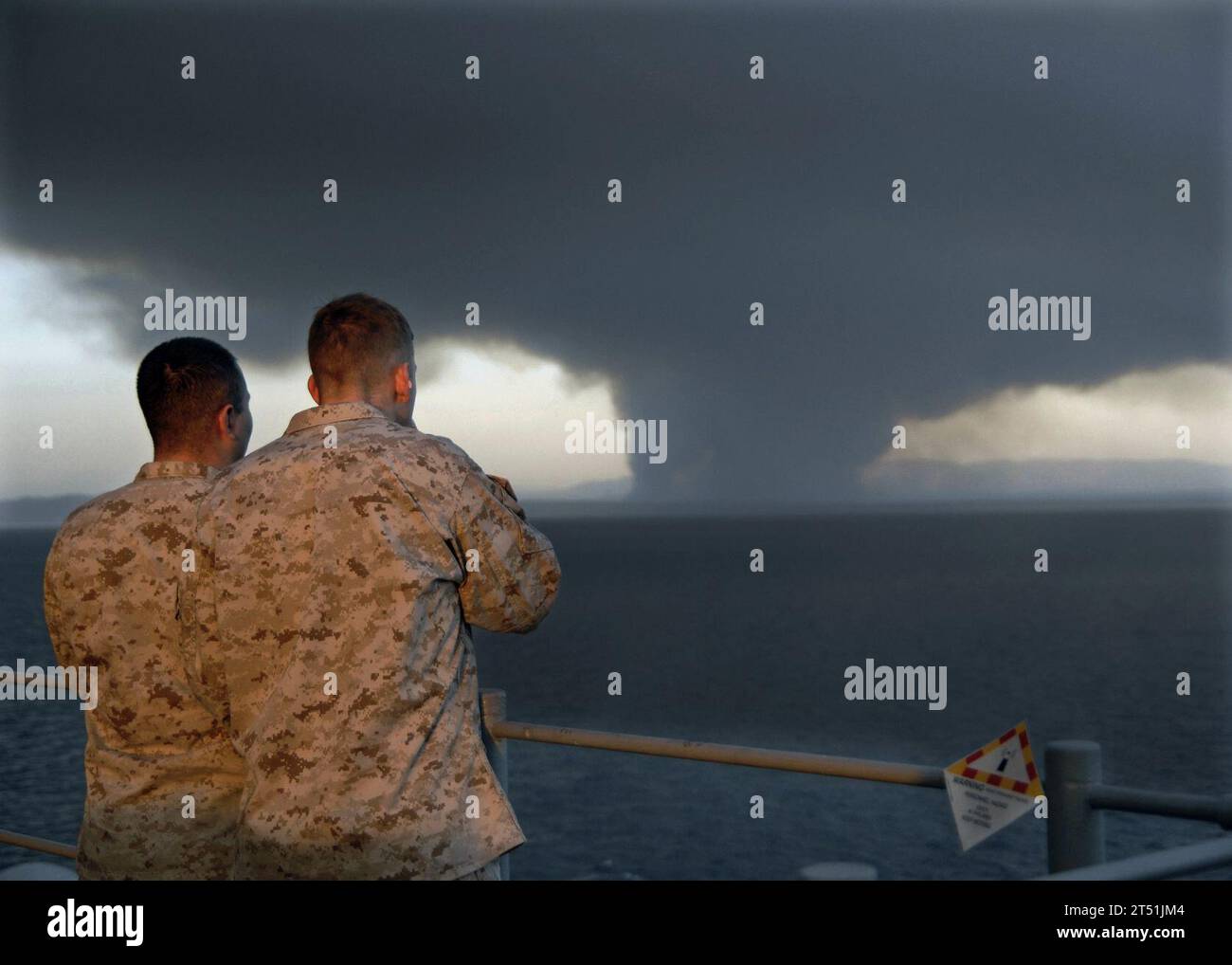 0810139150R-003 PACIFIC OCEAN (Oct. 13, 2008) Marines assigned to the ...