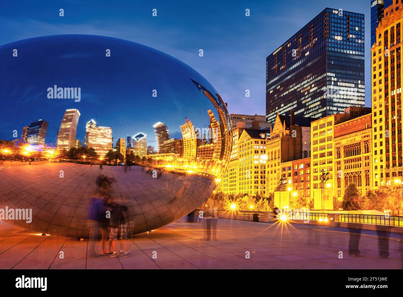 People take pictures at Cloud Gate (The Bean) in downtown Chicago, Illinois, USA at night Stock ...