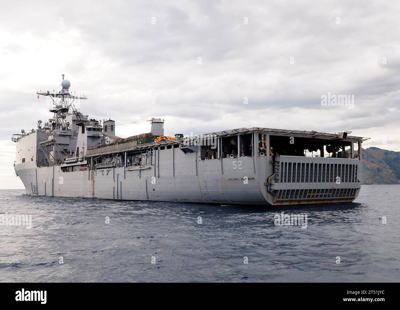 1006237948R-563 DILI, Timor Leste (June 23, 2010) The amphibious dock ...