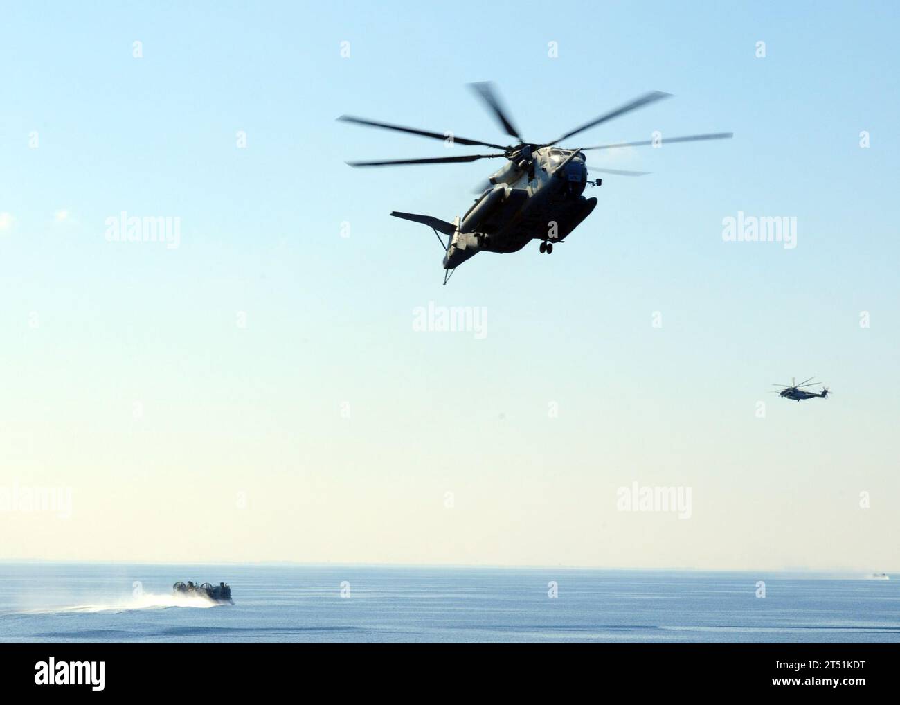 0910123165S-092 MEDITERRANIAN SEA (Oct. 12, 2009) A CH-53E Super ...