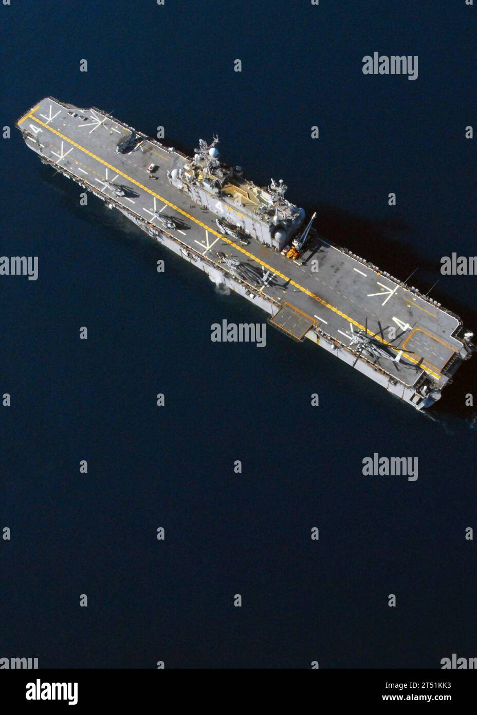 0711193165S-056 ATLANTIC OCEAN (Nov. 19, 2007) The amphibious assault ...