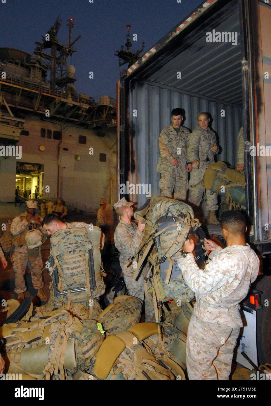 0812296282K-072 PERSIAN GULF (Dec. 29, 2008) Marines from the 26th ...